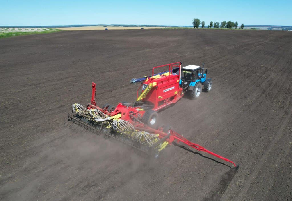 For tractors 130-140 hp: Agrator Disk-7200 seeding complex tested in Russia